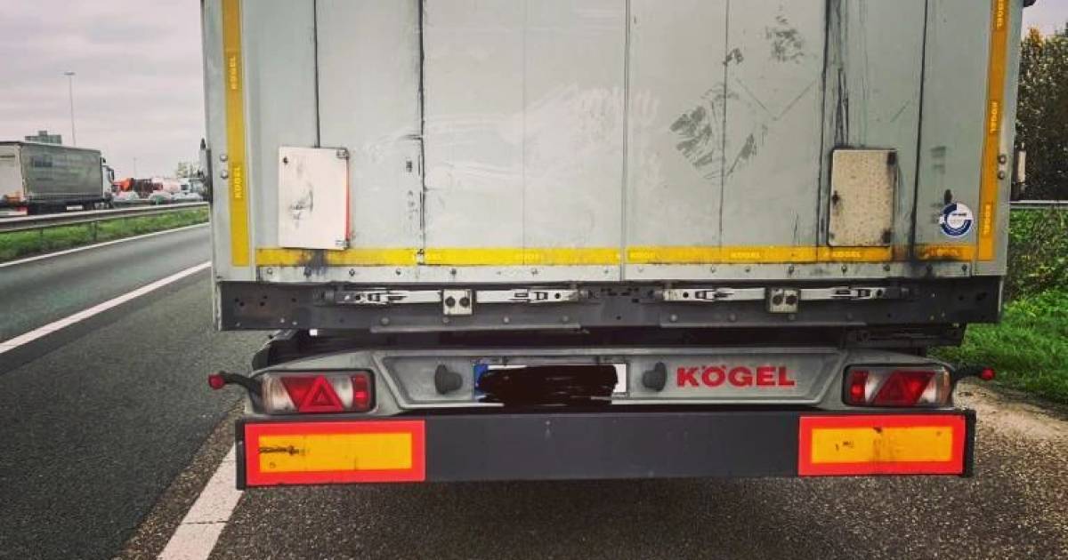 Vrachtwagenchauffeur rijdt voor de ogen van politie achteruit over A15 na missen afslag | Auto ...