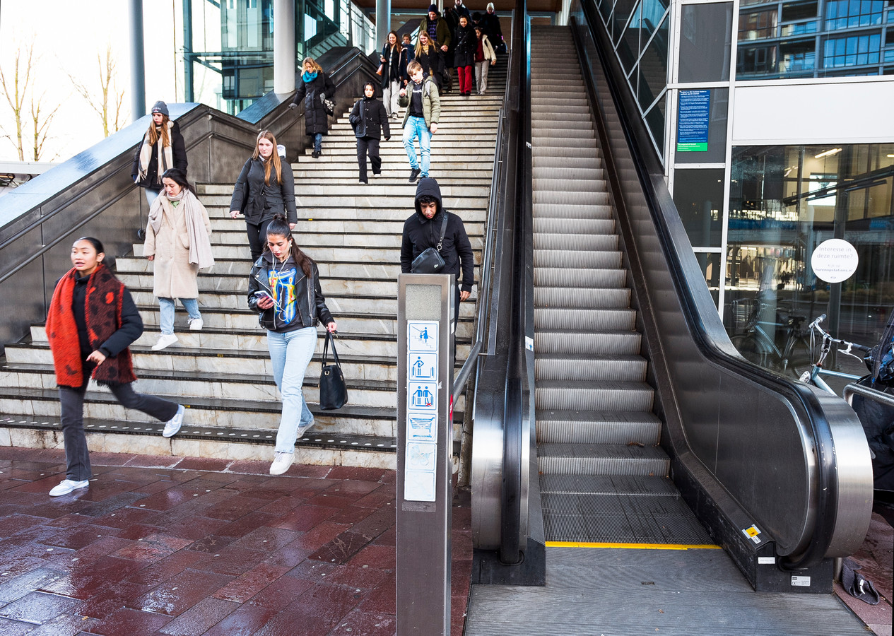 Thom kwam met z’n rolstoel wel de Domtoren op, maar station Maarssen is ...