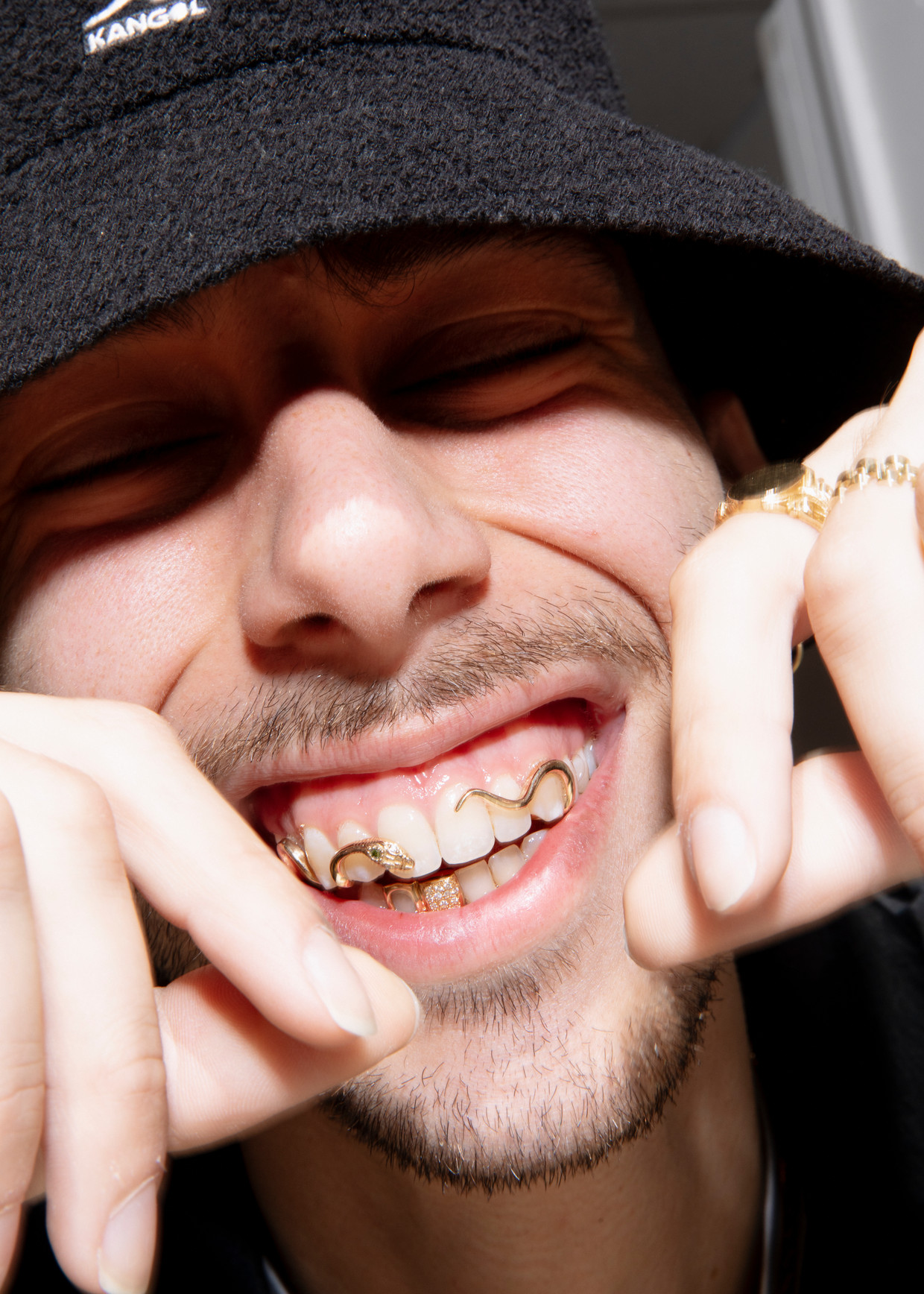 Daniël Declercq maakt grillz: ‘Vaak komen mensen voor één of twee tanden, maar het is natuurlijk ...