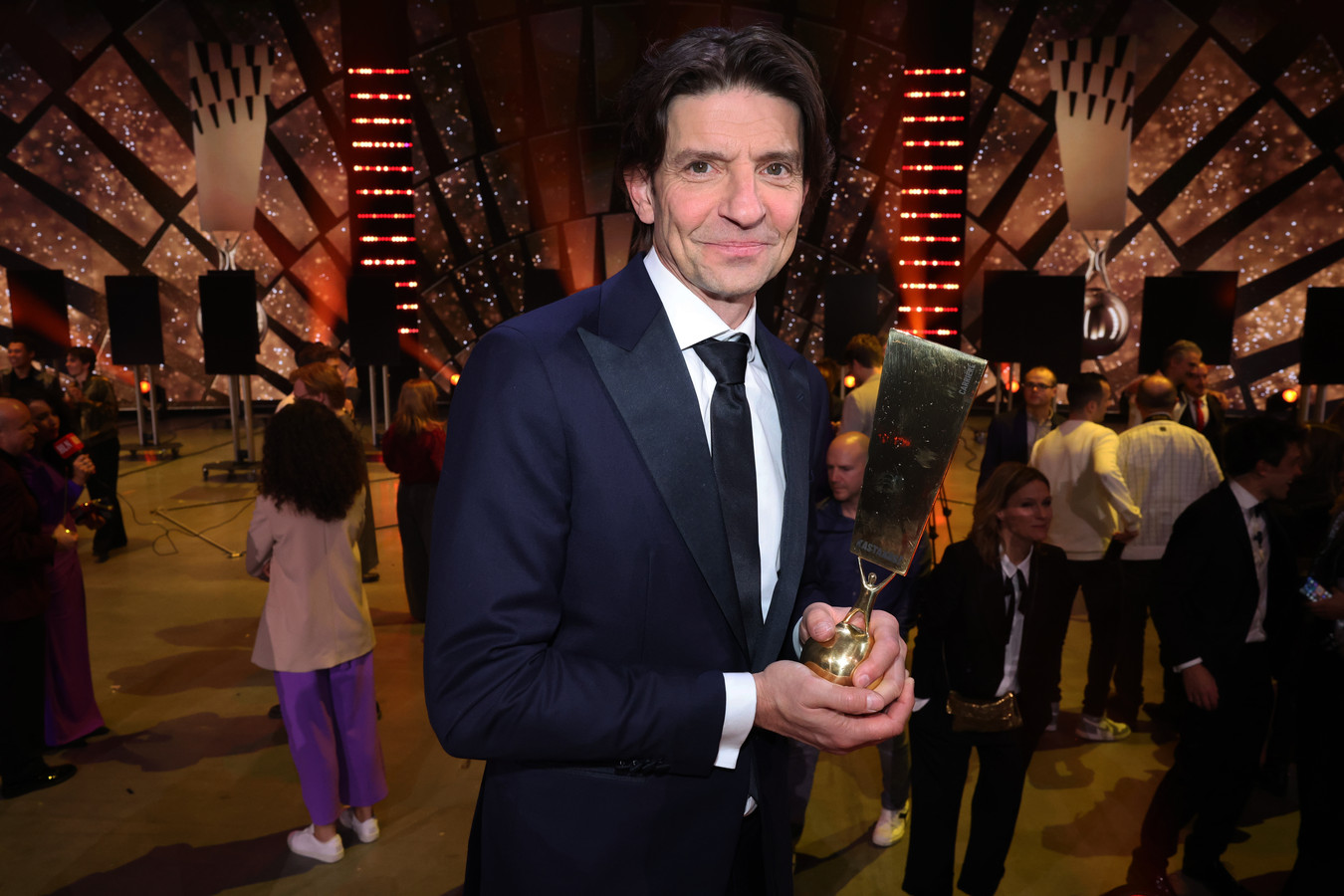 VTM-boegbeeld Mike Verdrengh is scherp voor de tv-bazen: “Als elke ...