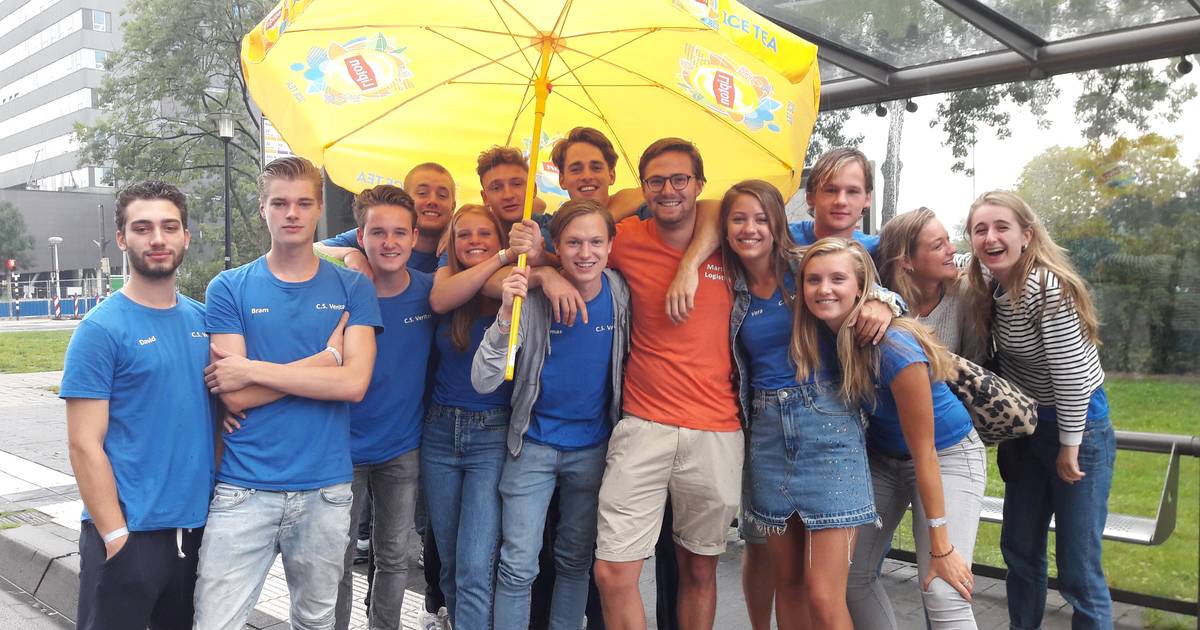 Parade van hossende studenten | Utrechtse Introductie Tijd | AD.nl