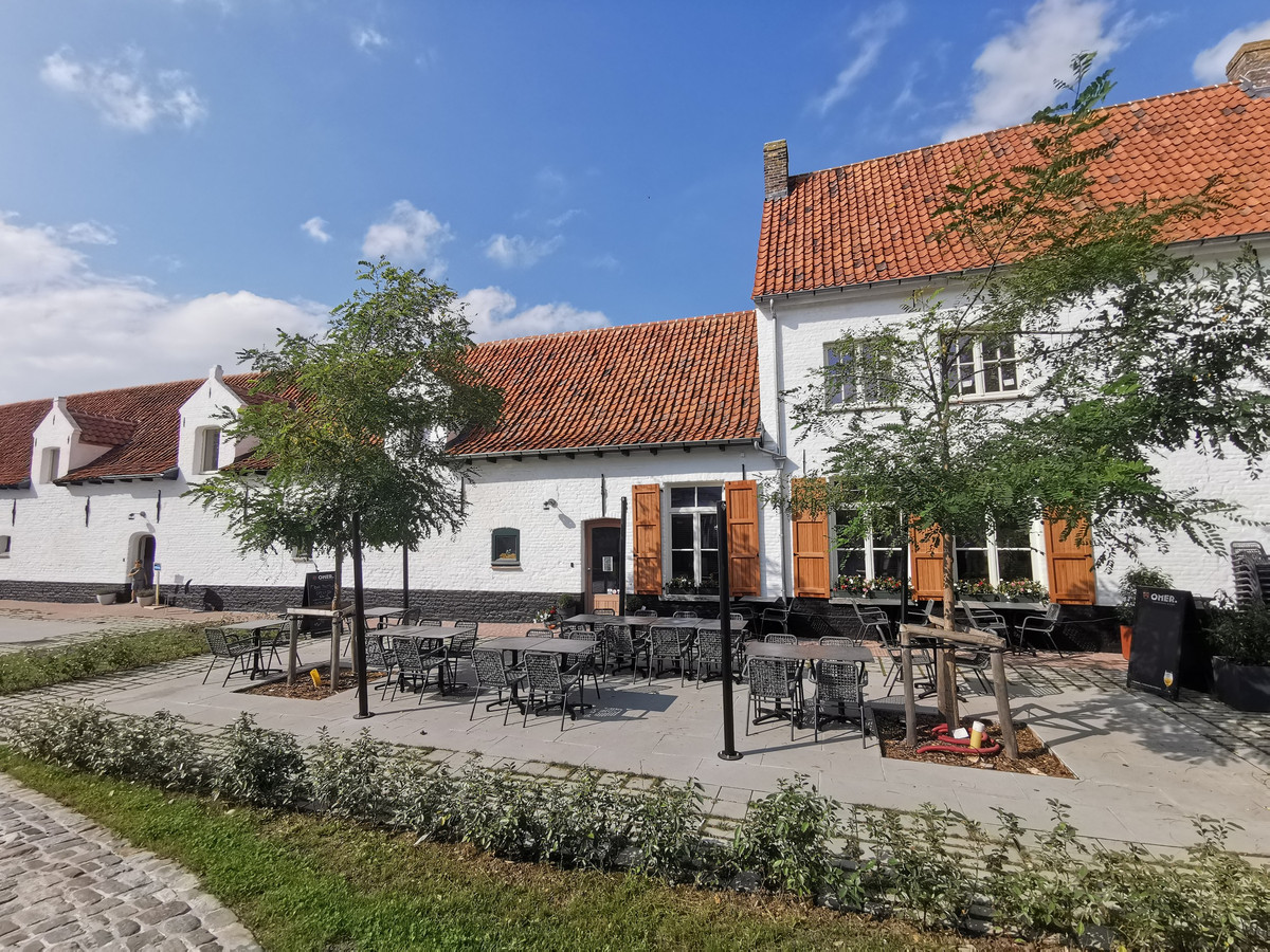 Inwoners Oudenburg verkennen gerenoveerde Abdijhoeve | Foto | hln.be