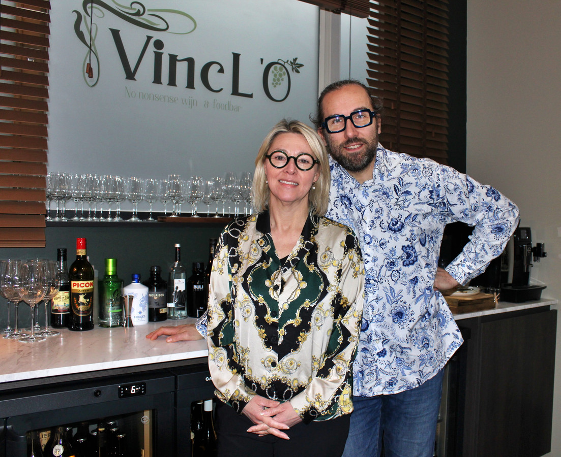 NET OPEN. Bekende zangeres Claudia van Sha-Na opent met echtgenoot ...