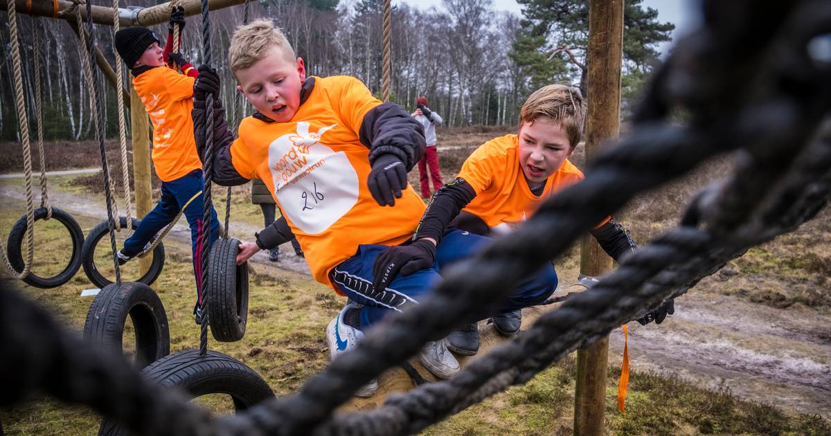 Honderden scholieren verleggen hun grenzen bij survivalrun in Heerde ...