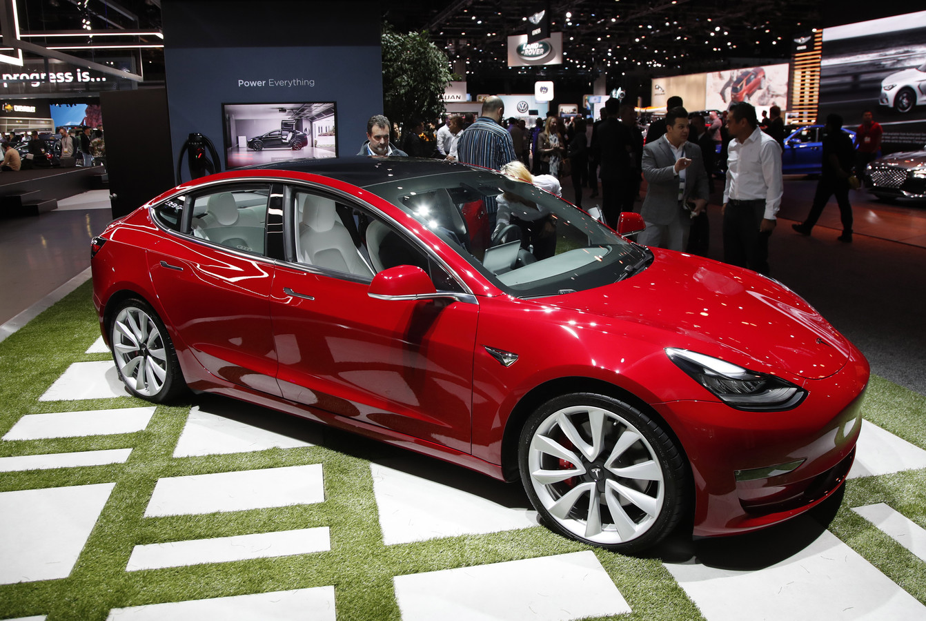 Tesla Model 3 blijft Volkswagen Polo en Ford Focus ruim voor | Foto | AD.nl