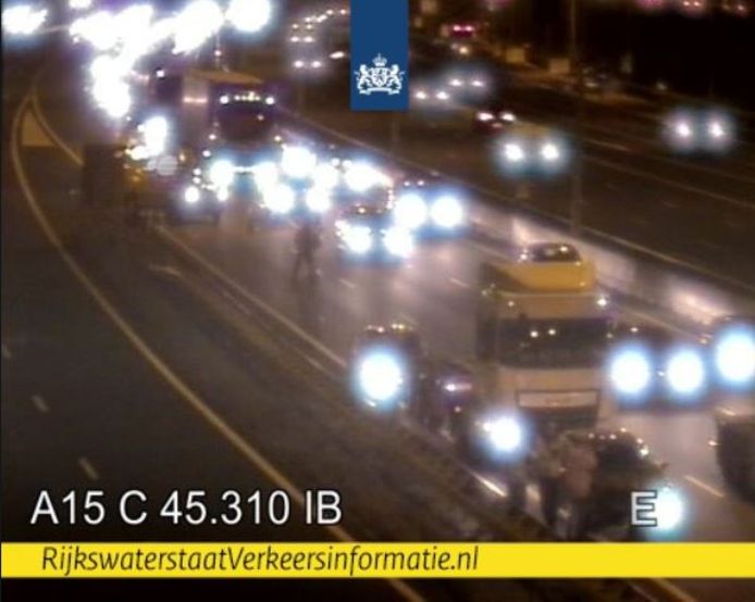Drukke ochtendspits verwacht: file A15 vanwege ongeluk bij Spijkenisse | Rotterdam | pzc.nl