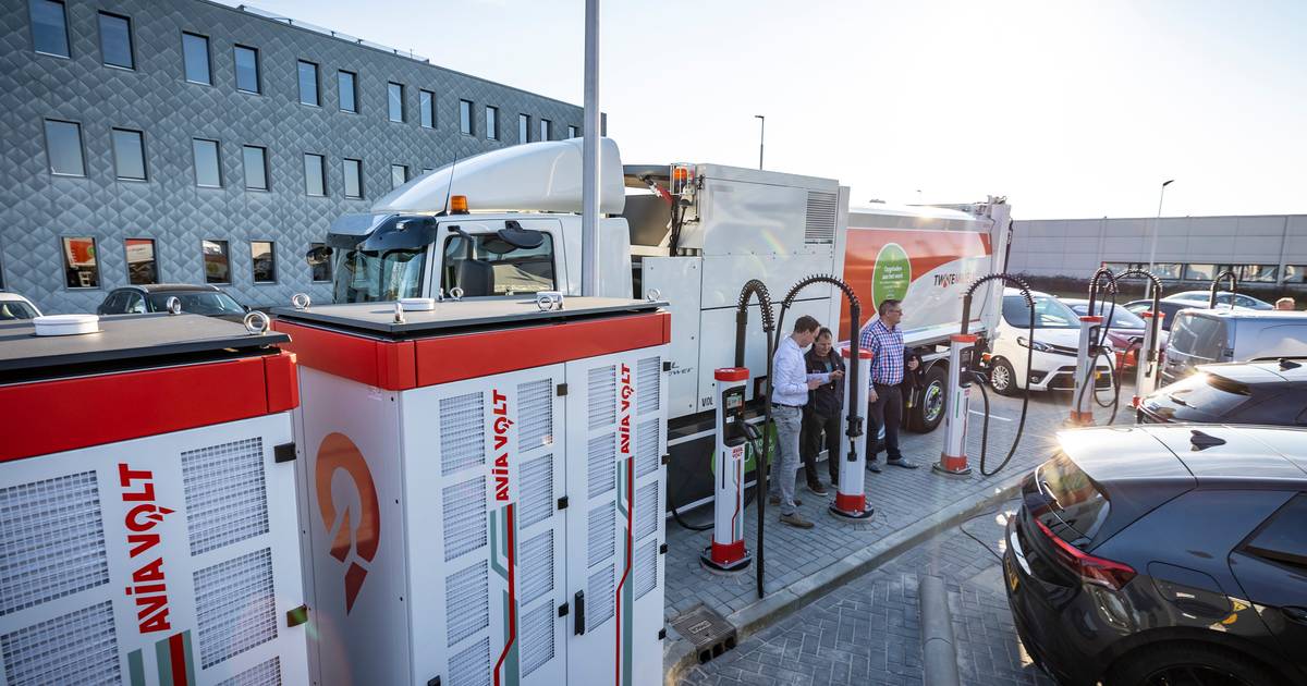 Avia Volt in Enschede neemt uniek laadplein in gebruik: elektrisch ...