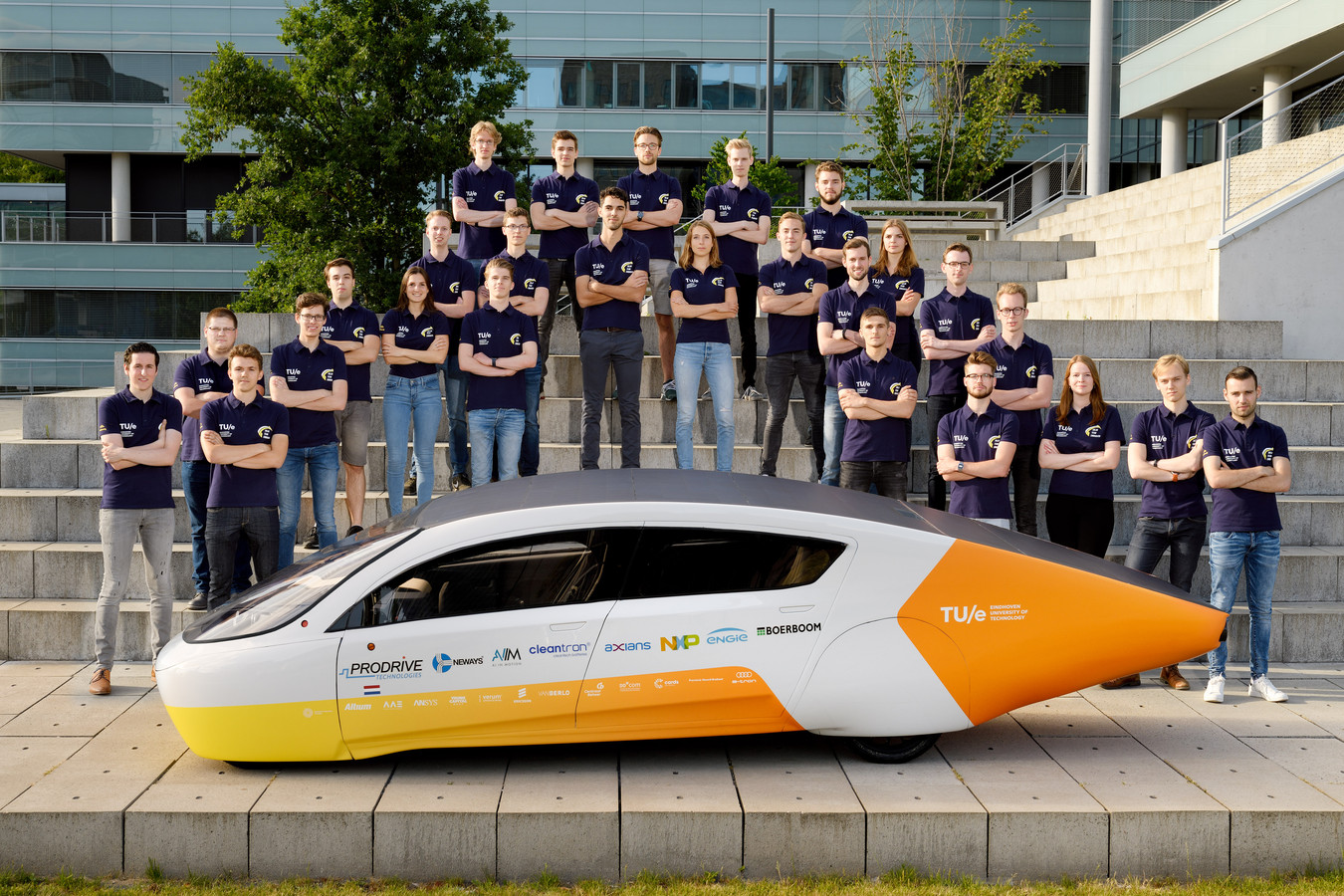 Nieuwe zonneauto gepresenteerd: een zelfrijdende laadpaal | Foto | AD.nl