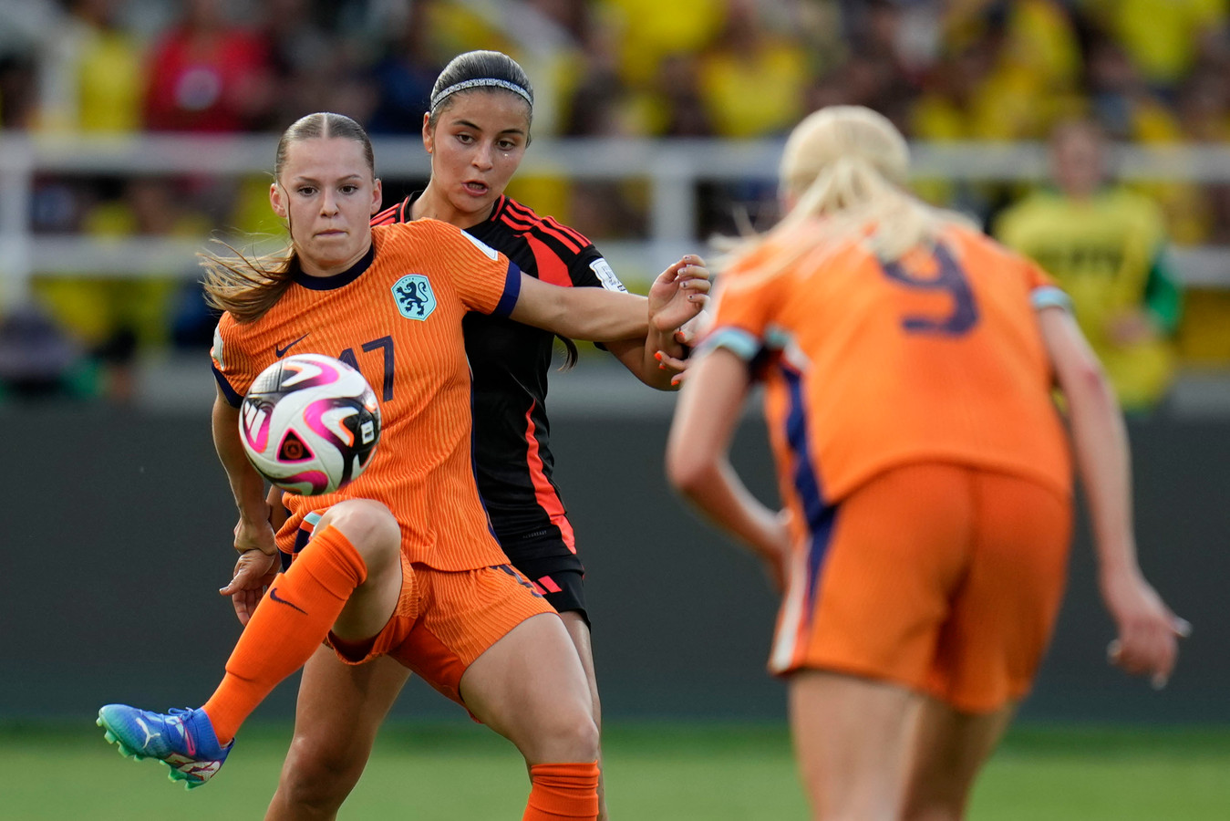 Fleur uit Leerdam speelt én scoort voor 38.000 toeschouwers op WK ...