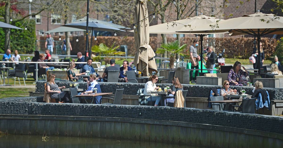 Horeca mag ruimere terrassen in Hengelo laten staan en krijgt nu ook ...