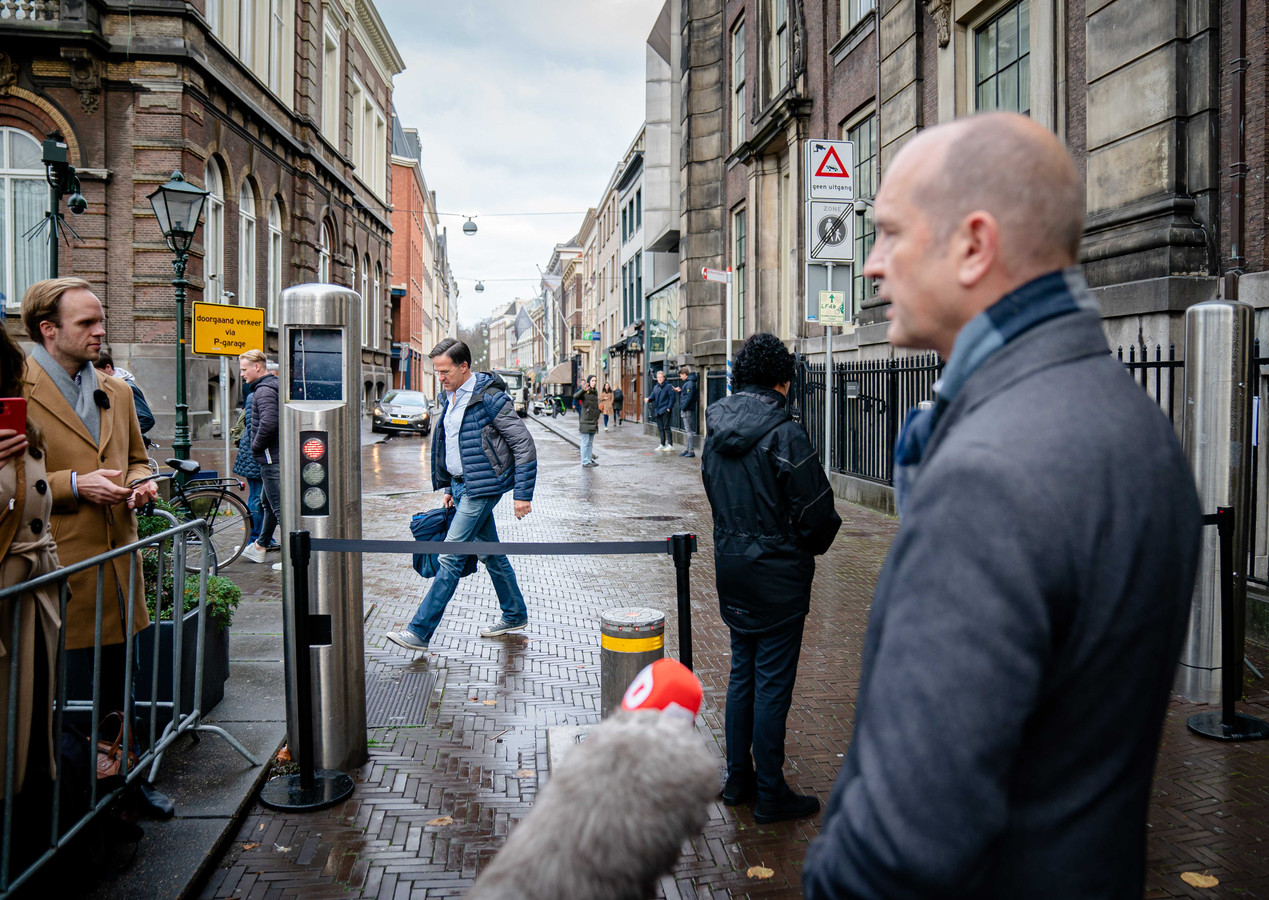 Weer een blunder: ‘Dom, dom, dom’, maar de formatie kan door | Foto | AD.nl