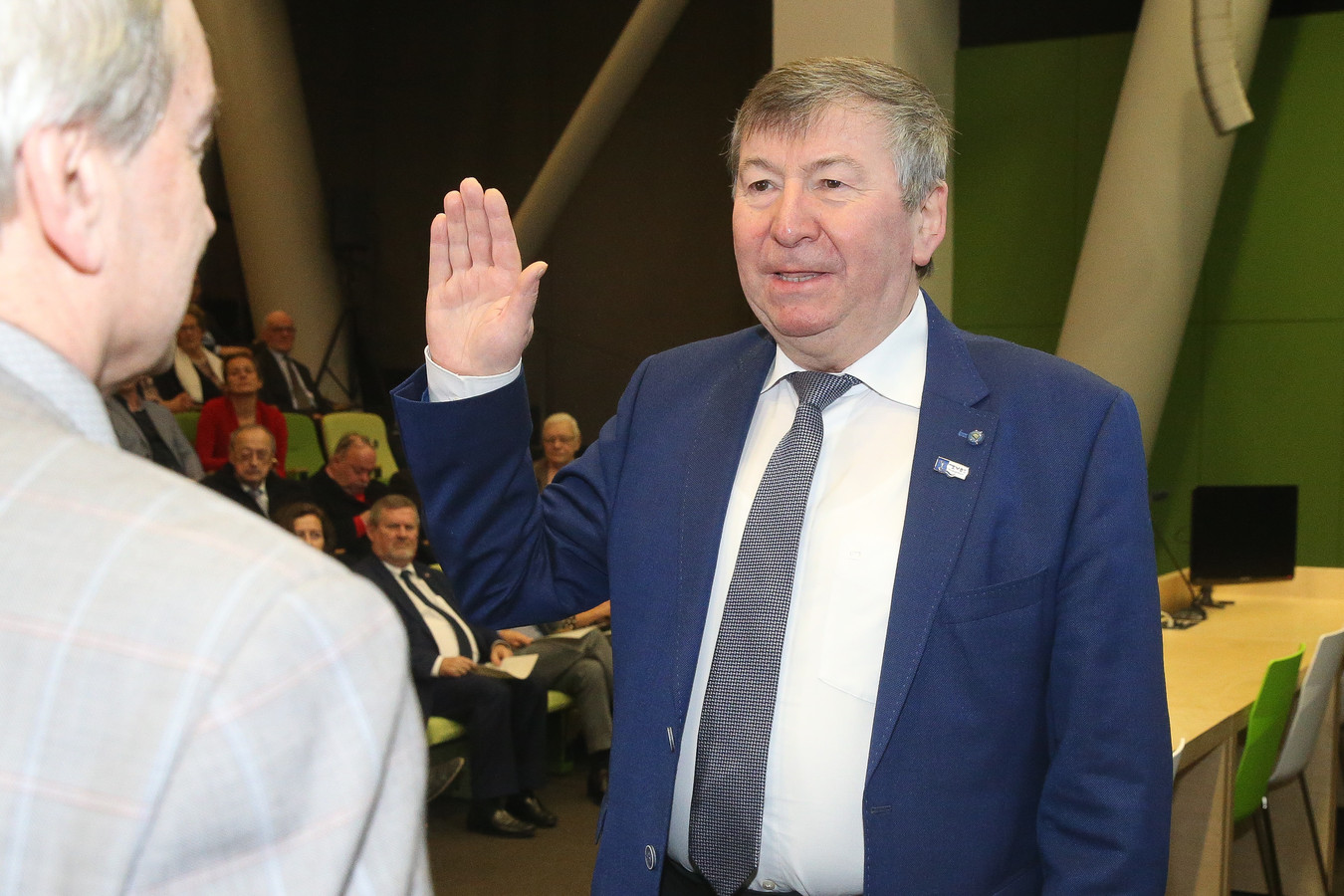 Afscheid van een monument: burgemeester Luc De Ryck geeft na 29 jaar ...