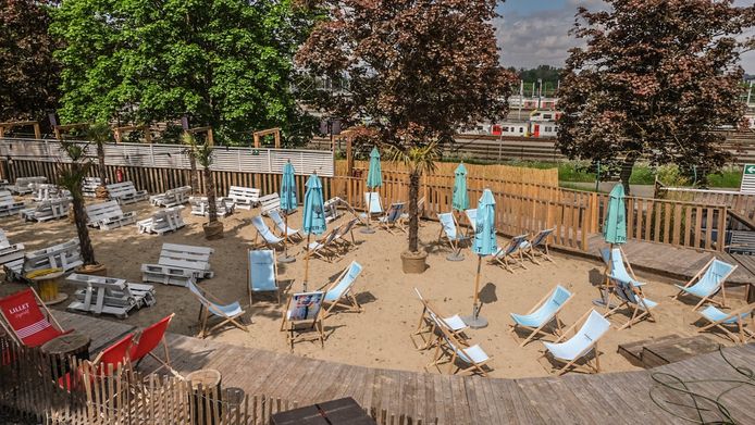 Zomerbar Azuro klaar voor opening: “Uitgebreid naar 350 zitplaatsen en we zij nu ook deels ...