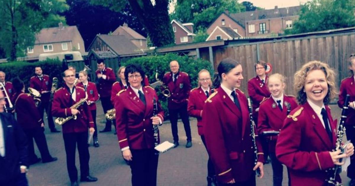 Harmonie toetert mensen in Hellendoorn wakker op Hemelvaartsdag ...