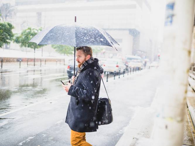 WEERBERICHT. Zwaarbewolkt en regenachtig in westen van het land, droger ...