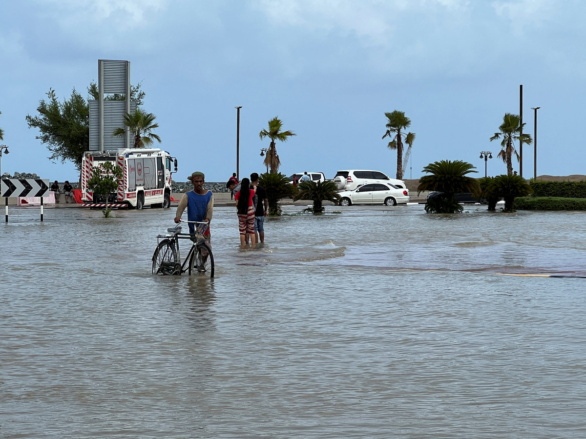 Zeldzaam zware regenval en overstromingen in Golfstaten | Foto | hln.be Zeldzaam zware regenval en overstromingen in Golfstaten | Foto | hln.be