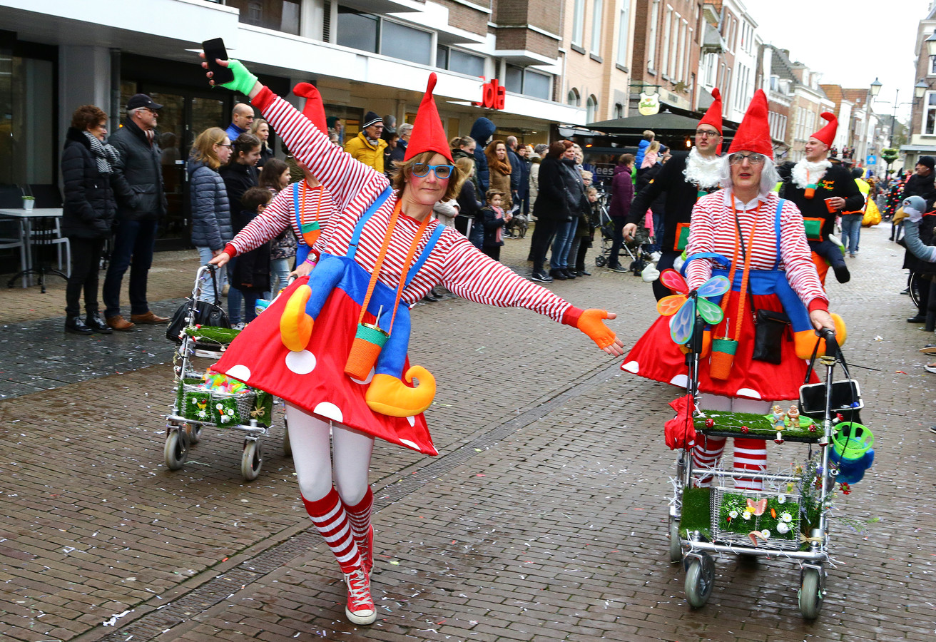 Carnaval vierende Blieken hossen door straten ondanks regen en wind ...