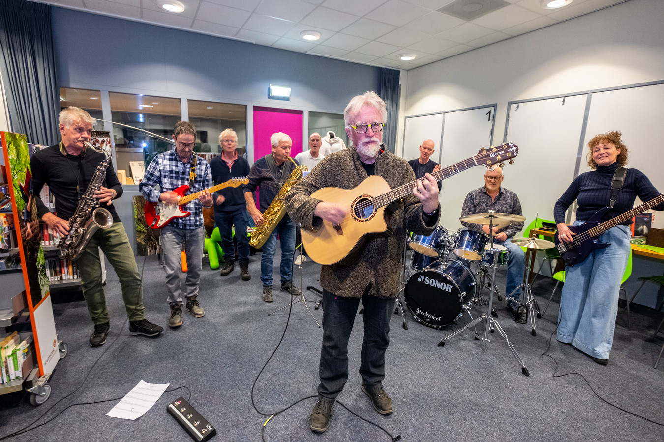 Geert wilde bij Beatles, maar werd kantoordirecteur; nu hij 70 is, komt ...