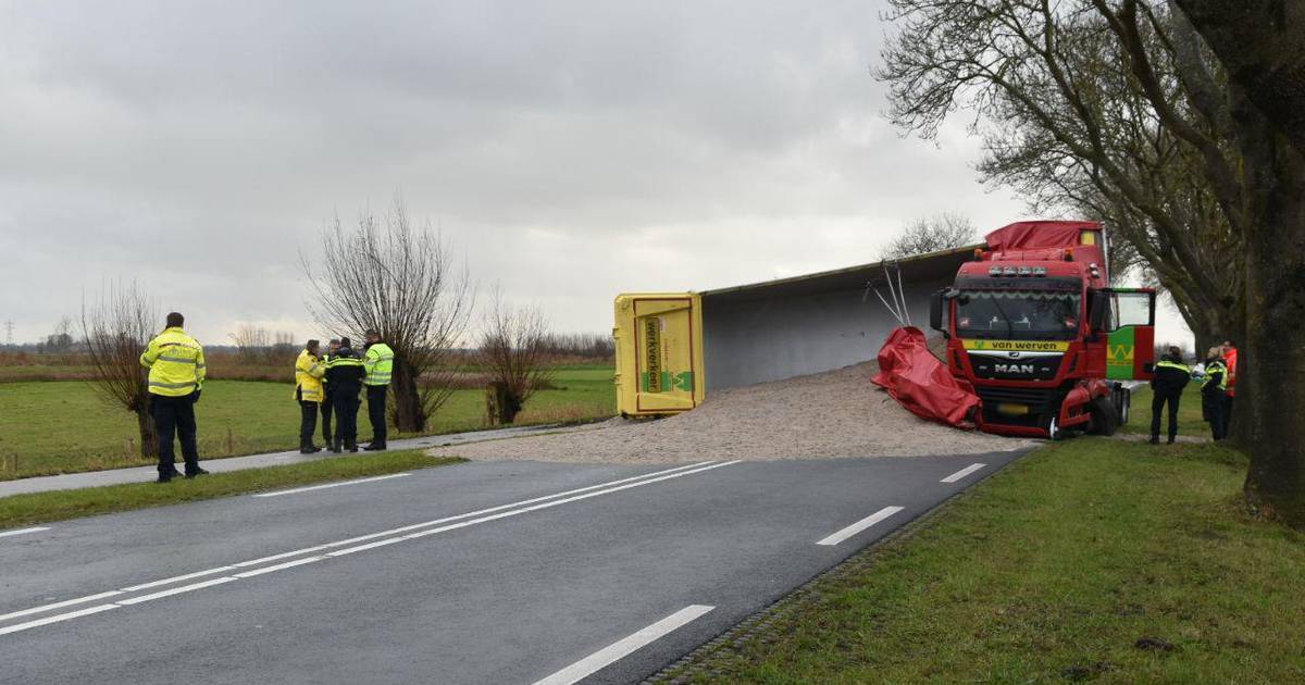 Ravage in Meppel: vrachtwagen verliest lading na crash met auto ...