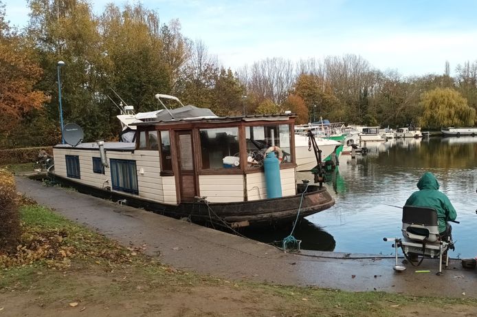Oude woonboot dreigt even te zinken in Herentalse jachthaven ...