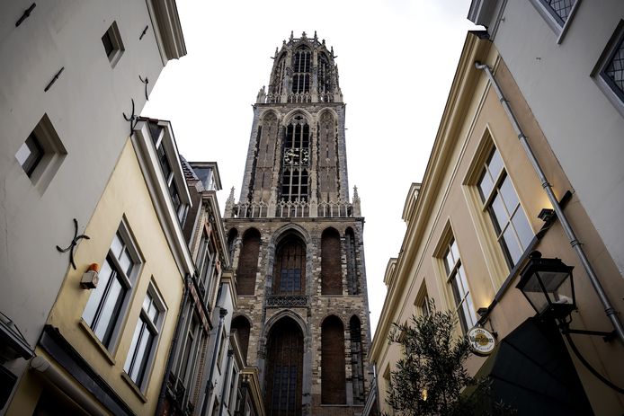 Reddingsactie in Domtoren nadat persoon onwel wordt op 94 meter hoogte ...