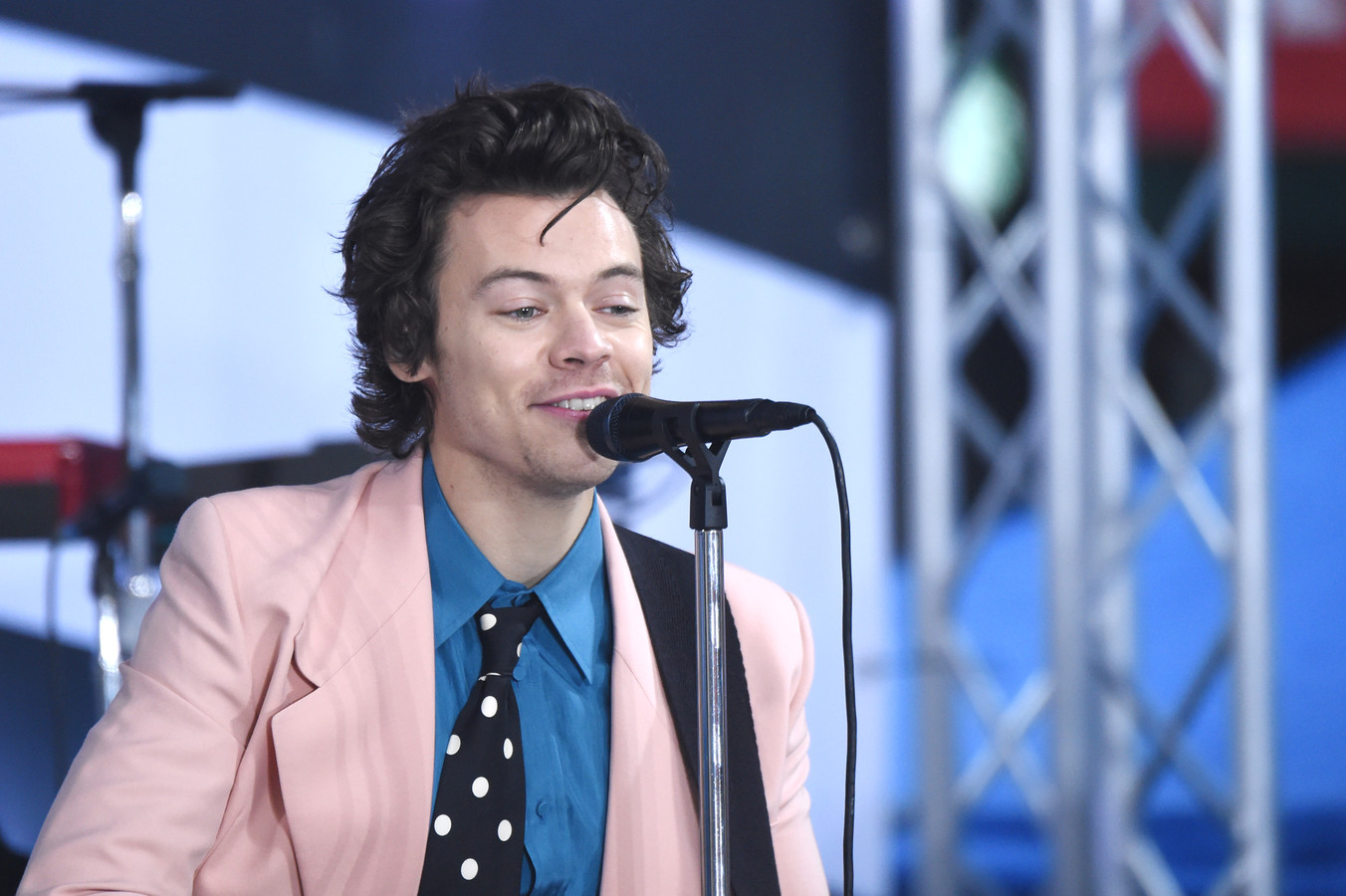 Harry Styles helpt fan uit de kast te komen tijdens zijn concert | Foto ...