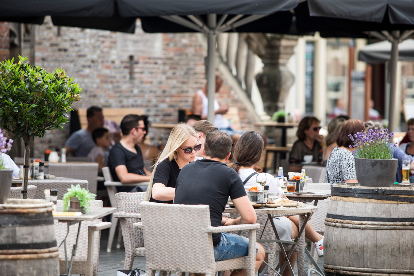 Meer ruimte voor corona-terrassen in Zutphen, markt moet wijken | Foto ...