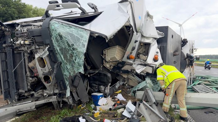 Vrachtwagen krijgt klapband en belandt in middenberm op E403 in ...