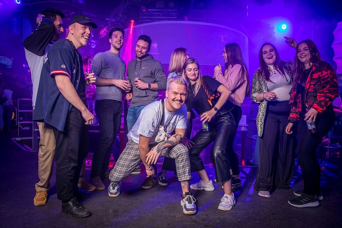 1.200 dansende figuranten gezocht voor de film ‘Zillion' in Kokorico ... 1.200 dansende figuranten gezocht voor de film ‘Zillion' in Kokorico ...