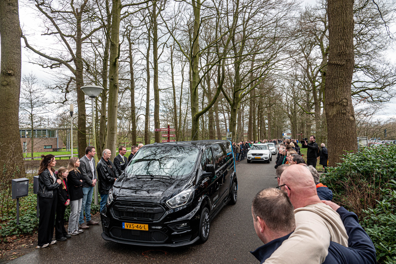 Indrukwekkende erehaag bij afscheid van doodgeschoten Peter (44) uit ...