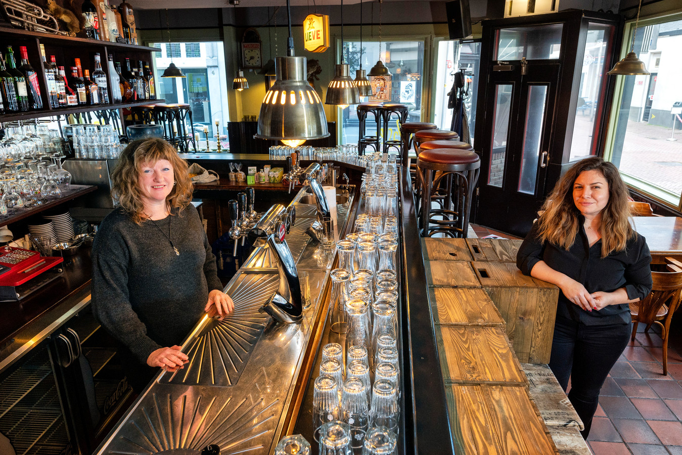 Café Classen in Arnhem aan eind van middag dicht met een waarschuwing ...