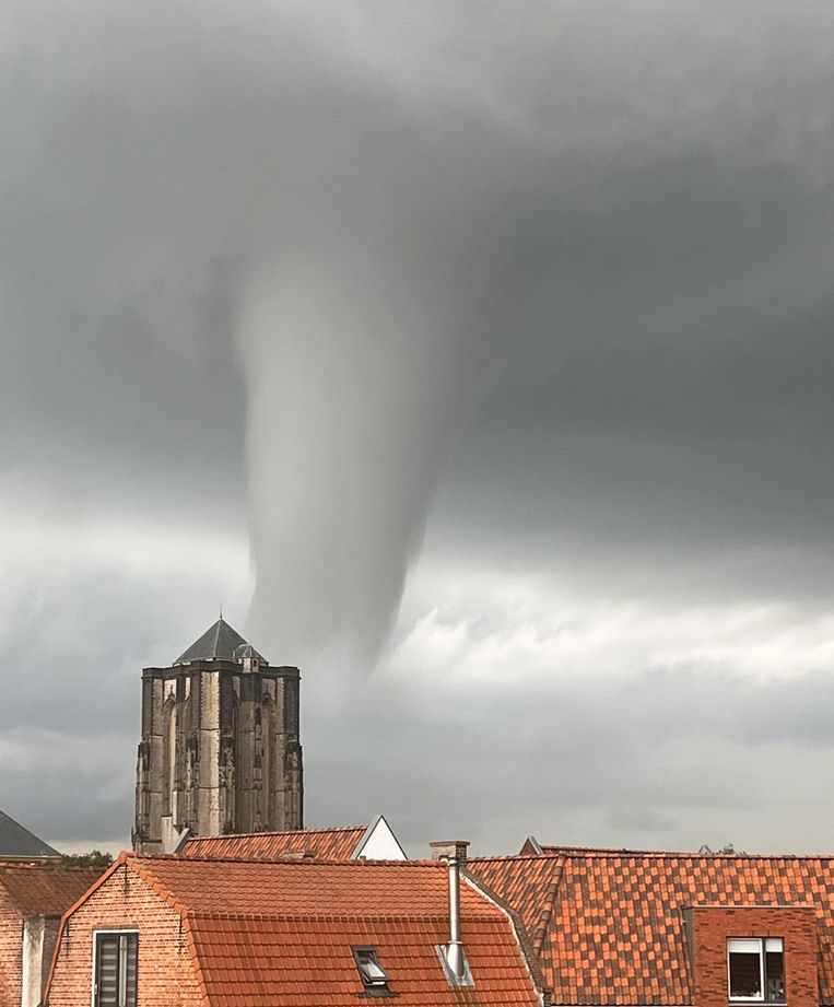 Dode en zeven gewonden door windhoos in Nederland, zeker tien huizen ...