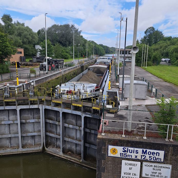 Sluis van Moen opnieuw vrij nadat Nederlands binnenschip vastzat: “70 ...
