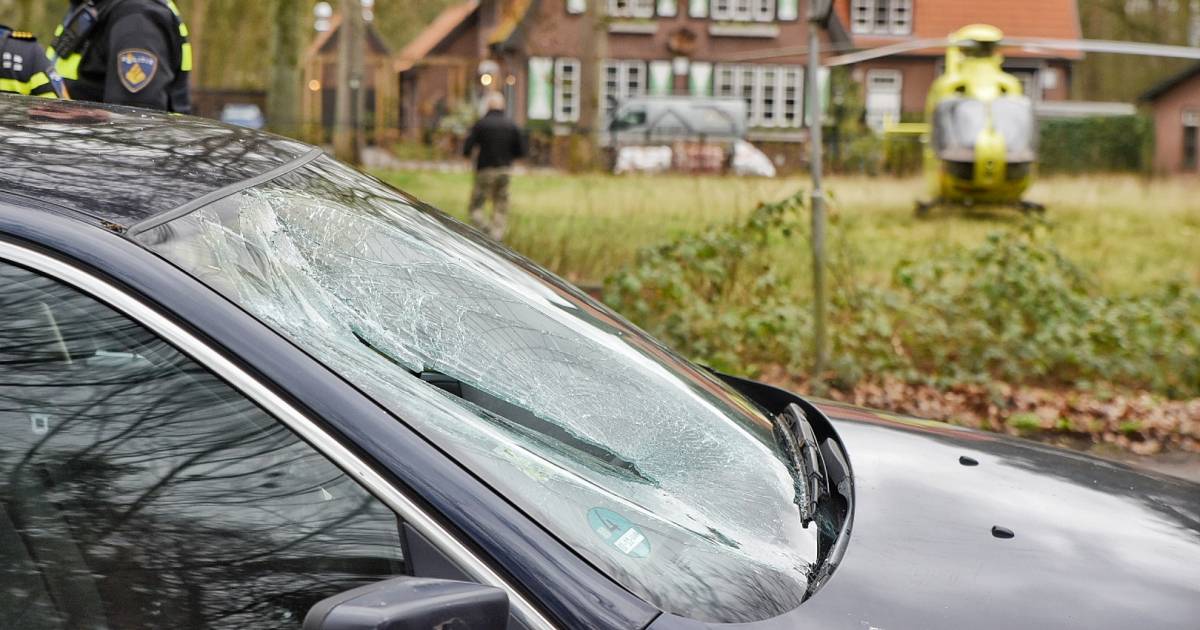 Fietsster ernstig gewond na aanrijding in Oisterwijk, auto laat flink ...