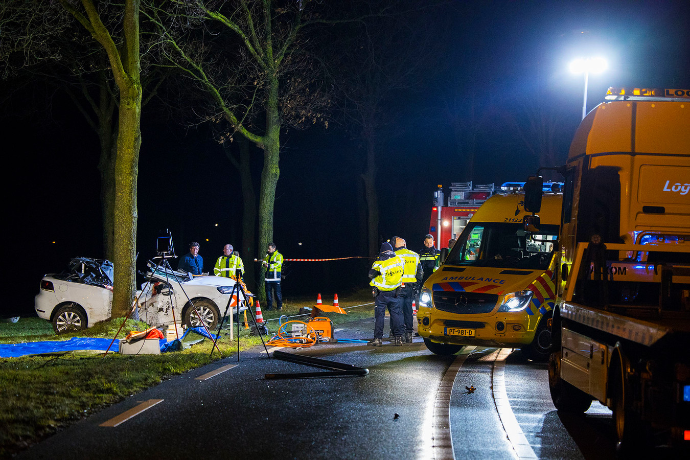 Twee doden bij ongeval in Schijndel: auto belandt tegen boom | Foto | gelderlander.nl