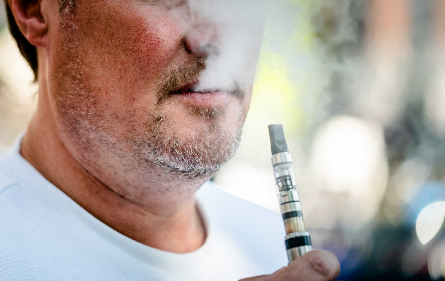 Nicotine maakt herintrede bij jongeren: roken is net als vapen en ...