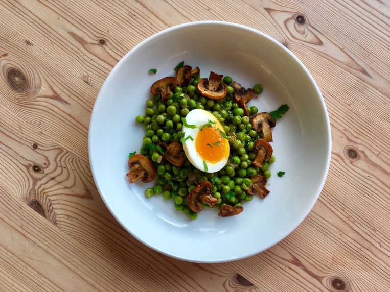 Volkskeuken: Erwtjes met dragon en gebakken champignons | De Volkskrant