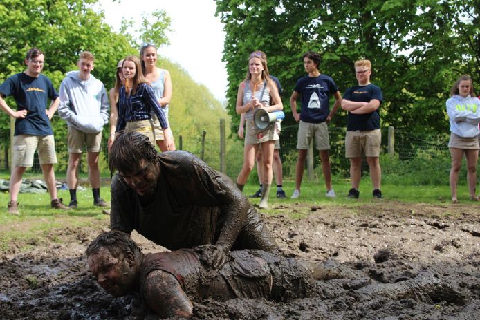 Chirojongens- en meisjes worstelen in de modder | Erpe-Mere | hln.be