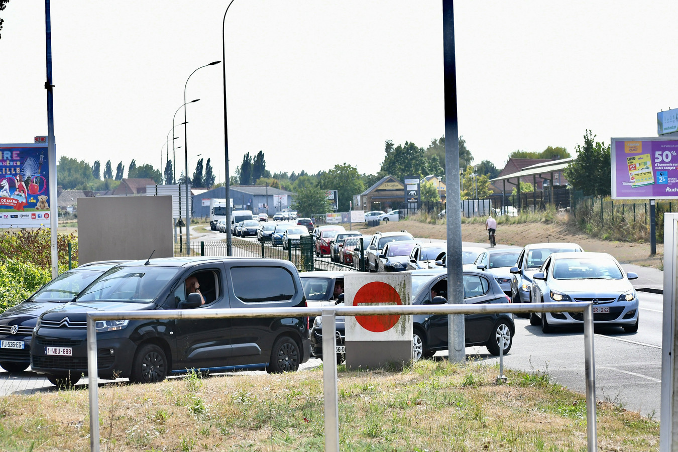 200 meter aanschuiven voor goedkopere Franse tankbeurt: “Als de ...
