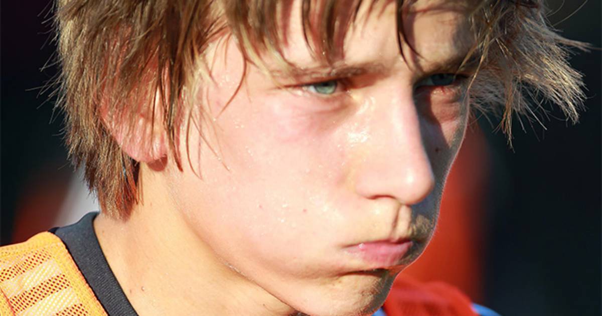 Fan van het eerste uur ‘Omer Thomas’ over geboren voetbaltalent Dennis ...