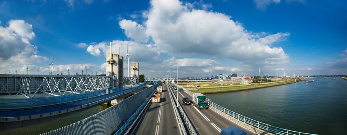 Korte politiecontrole op de Hartelbrug | Voorne-Putten | AD.nl