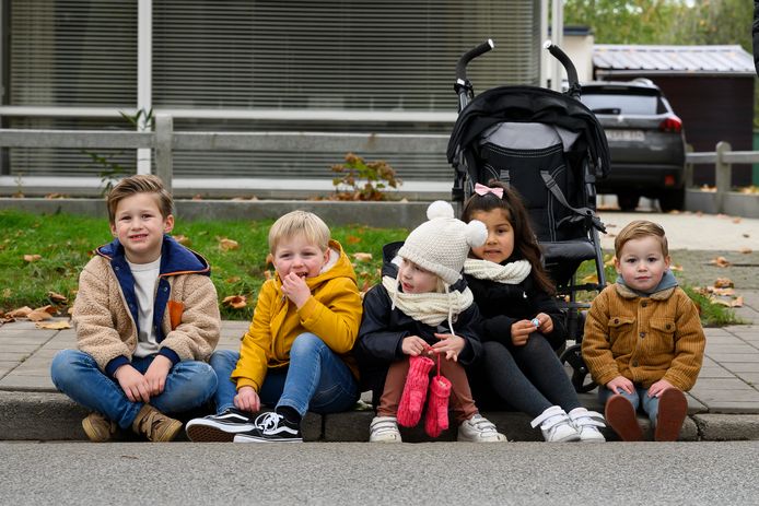 IN BEELD. Honderden kinderen ontvangen Sinterklaas in Niel | Niel | hln.be