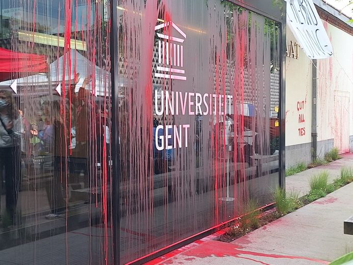 KIJK. Studenten bezetten rectoraat van UGent: tien mensen gearresteerd ...