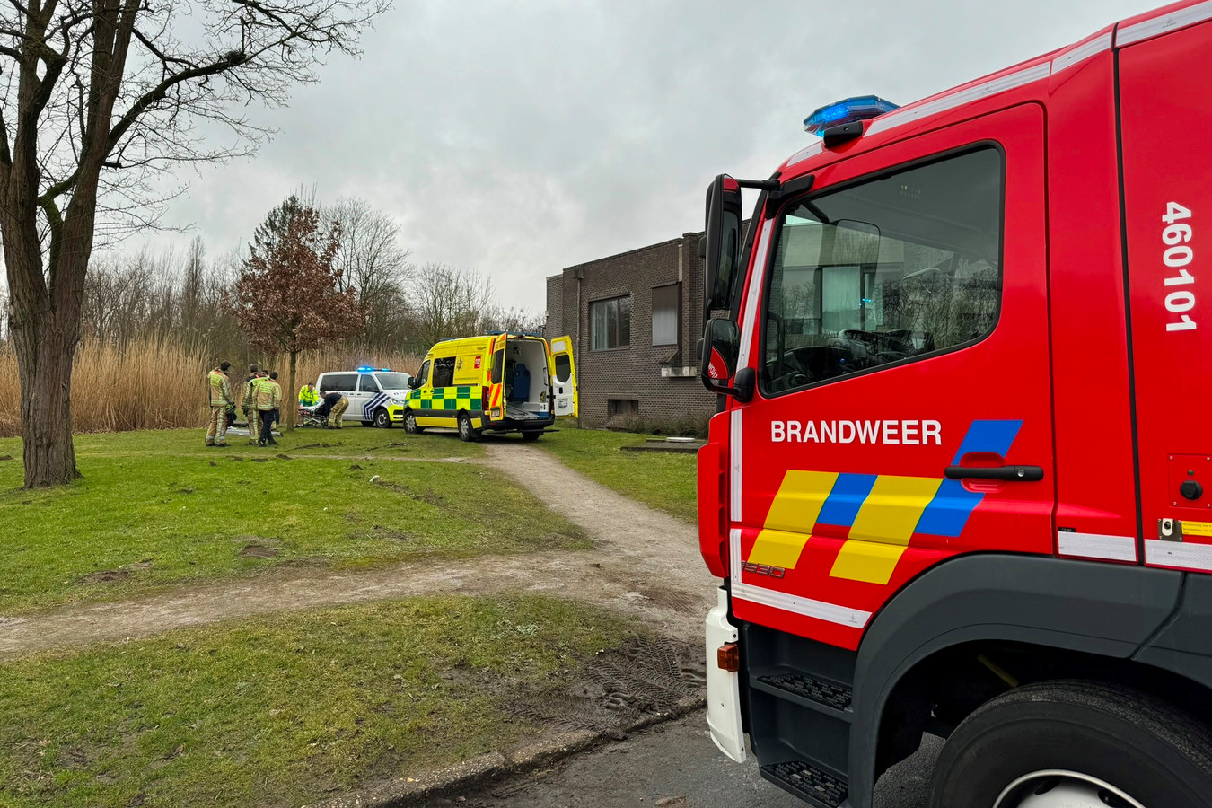 Bejaarde man rijdt met brommobiel vijver domein Steenberg in, maar kan ...