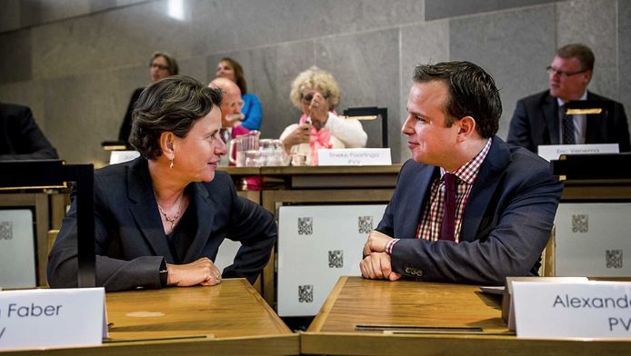 Twee PVV'ers met voorkeurstemmen naar Senaat | Binnenland | AD.nl