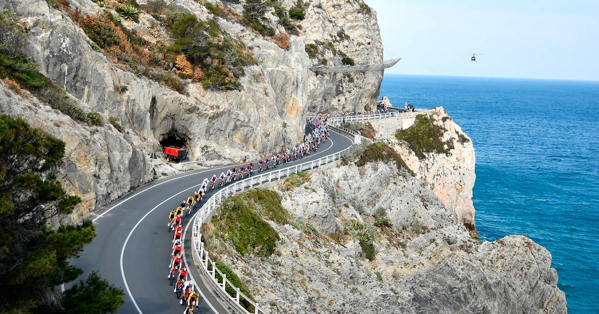 Waaghals Mohoric wint Milaan-Sanremo in afdaling van de Poggio, met ...