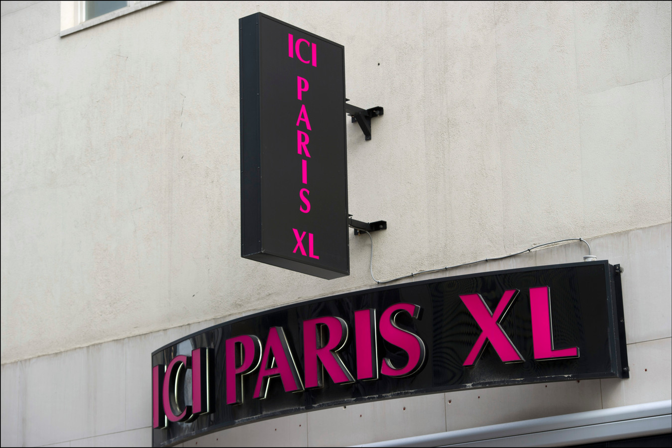 Neef en nicht aan de haal met flesjes parfum uit ICI PARIS XL | Foto ...