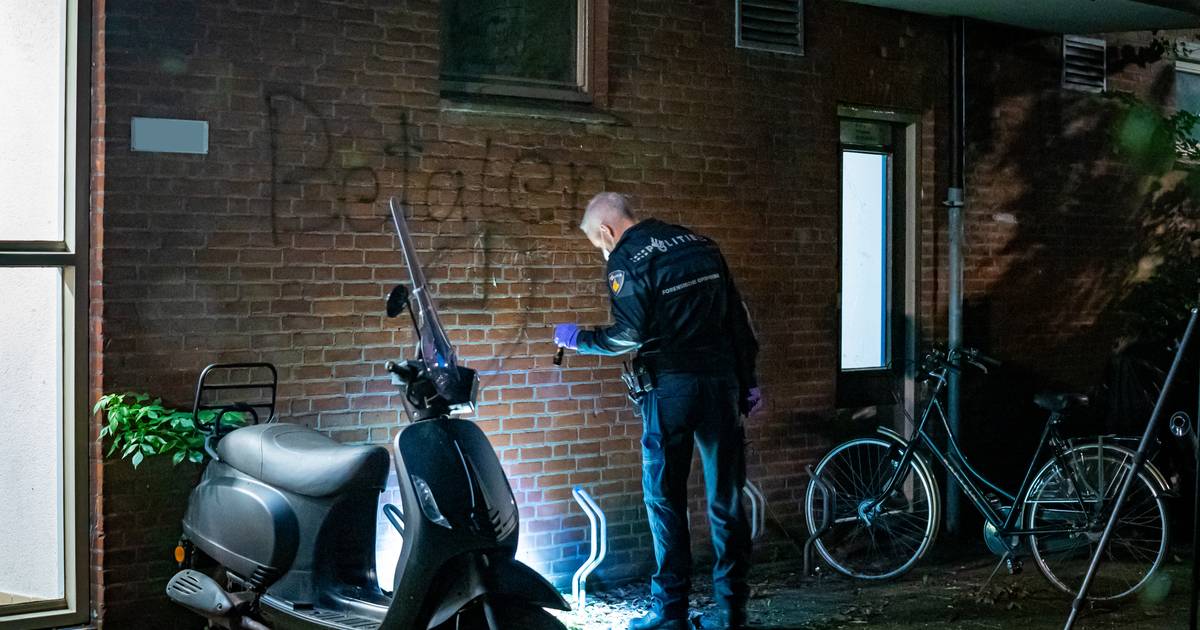 Explosie bij portiekwoning, boodschap op muur gespoten | Rotterdam | AD.nl