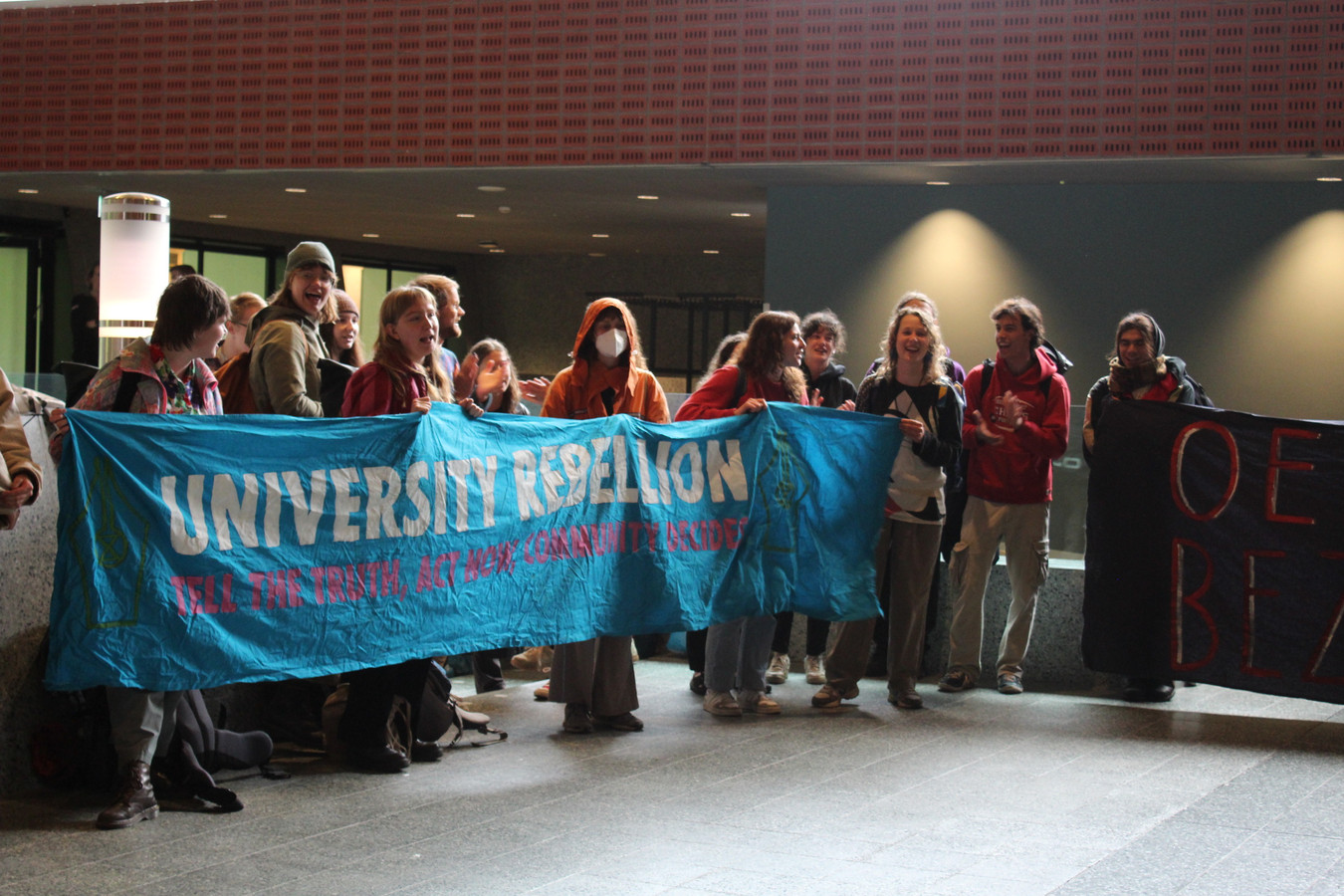 Studenten mogen tijdens ‘klimaat-bezetting’ nacht in Universiteit ... Studenten mogen tijdens ‘klimaat-bezetting’ nacht in Universiteit ...