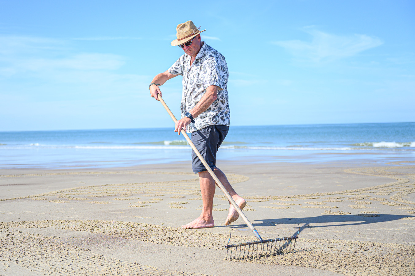 Die ‘ouwe kerel’ met zijn harkjes tovert het Zeeuwse strand om in ...